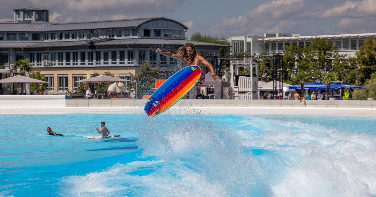 O₂ SURFTOWN MUC: Wavepool Opening Festival | PURE Surfcamp Partner